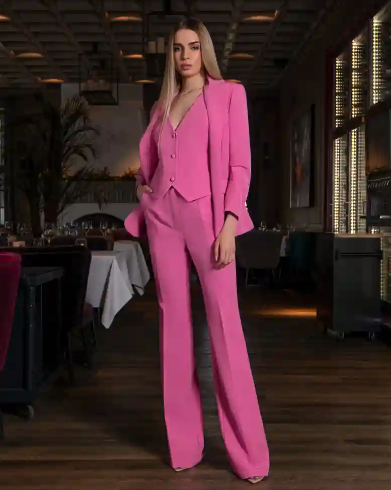 Costume dama elegante și moderne pentru orice ocazie